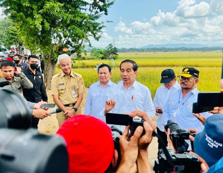 Mentan SYL Dampingi Presiden Jokowi Panen Raya di Kebumen Mentan SYL Dampingi Presiden Jokowi Panen Raya di Kebumen